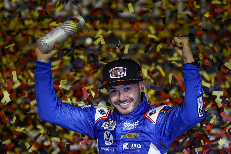 NASCAR: Kyle Larson met overwinning in Darlington door naar de playoff ...